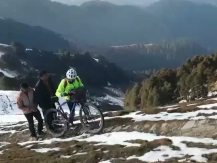 Jaspreet reached Mandi's highest peak Shikari Mata Mandir by bicycle ...