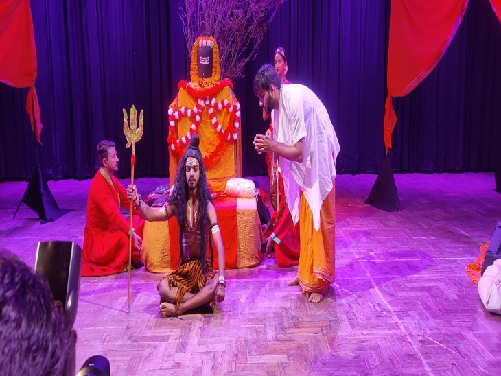 Under the direction of Dilip Bhatt, artists brought Kalidas's life ...