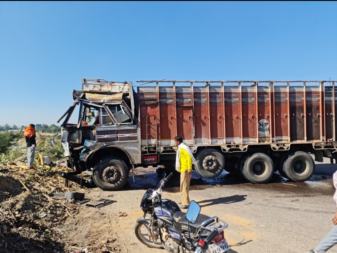 Truck and trailer collided, Jaipur-Delhi highway jammed for half an ...