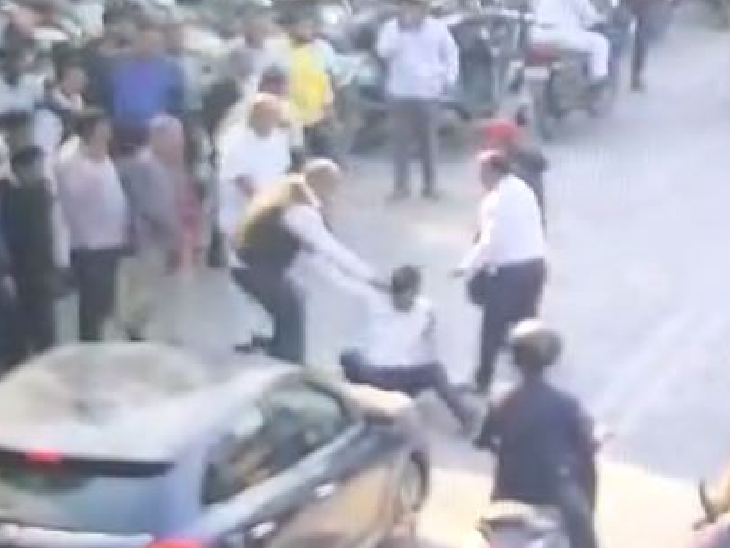 Traffic policeman was beaten by falling on the bonnet of the car | बीच ...