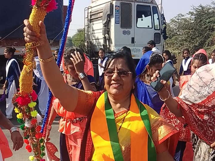 मनावर विधानसभा के सिंघाना पहुंचने पर हुआ भव्य स्वागत, सांसद छतरसिंह ...