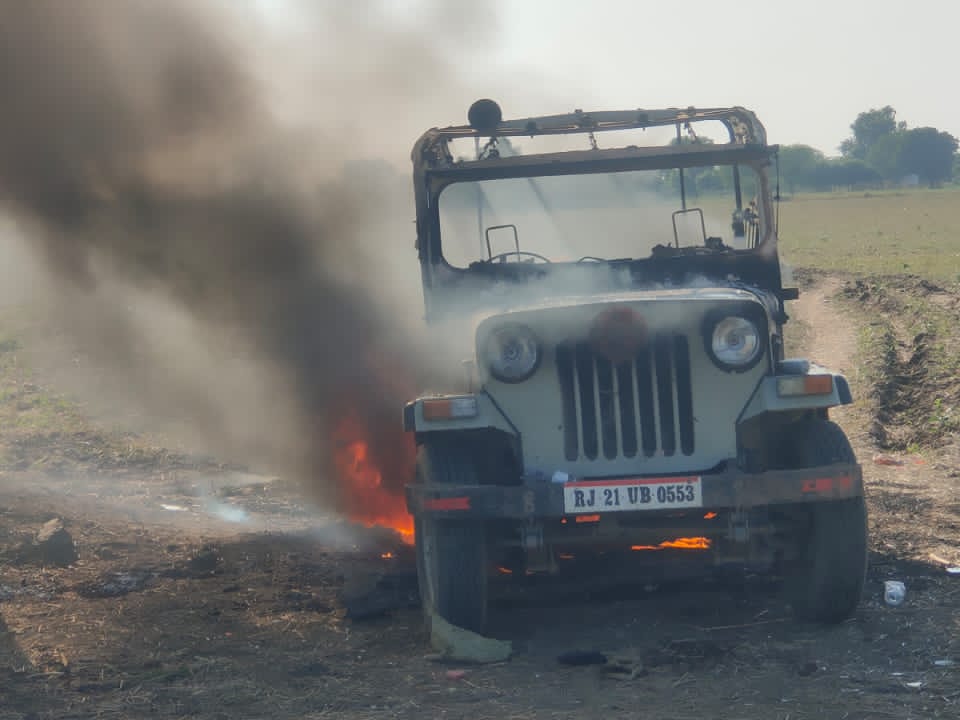 Jeep set on fire, revenue records also burnt, 13 people arrested | दो ...
