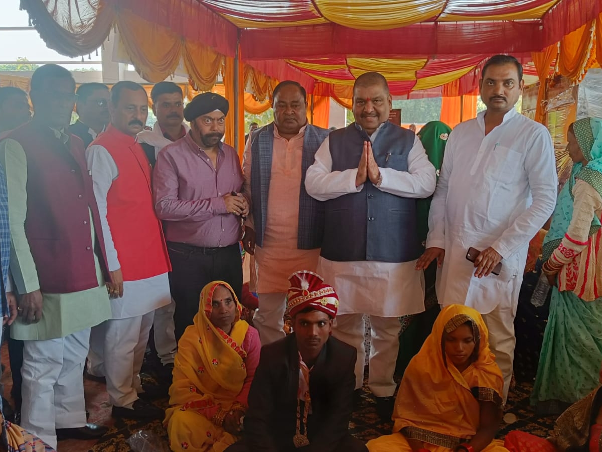 Former Minister Arvind Kumar Singh Gop blessed the bride and groom, 18 couples joined | बाराबंकी ...