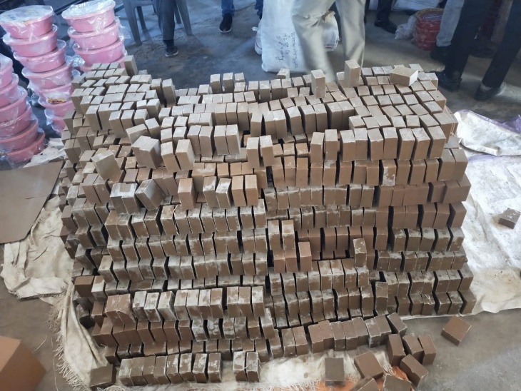 Ready packets of 2 thousand soaps, 67 kg empty wrappers seized, one ...