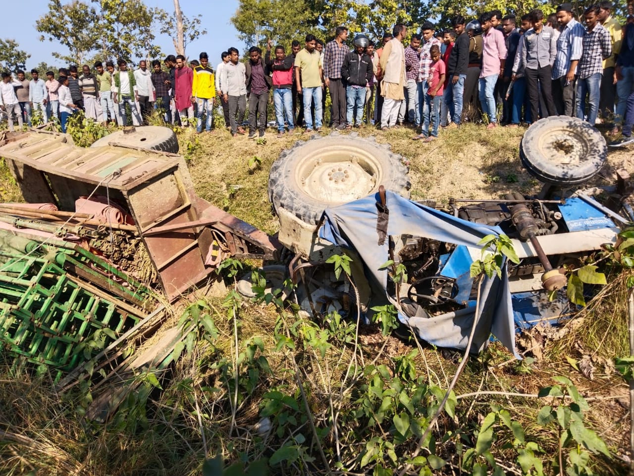 Tractor trolley overturned uncontrolled due to axle breakage, one ...