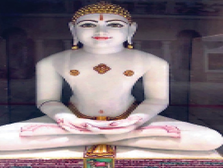 Dhyanamudra idol of Rishabhdev weighing 57 inches and weighing 800 kg ...
