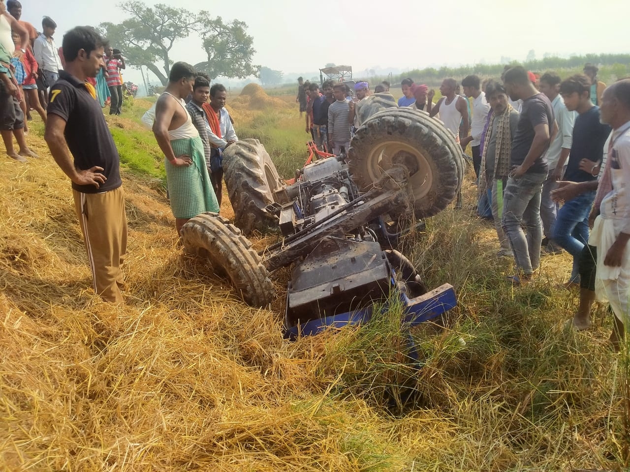 Tractor overturned during field plowing in Madhubani, One youth died ...