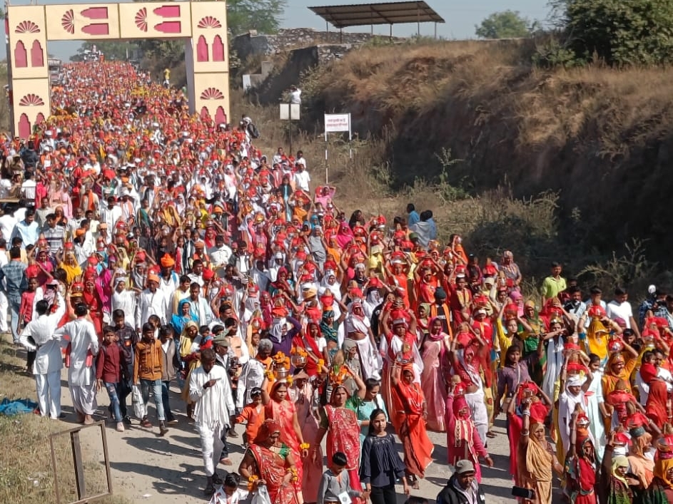 Mav devotees seen with colorful religious flags, crowds of devotees ...