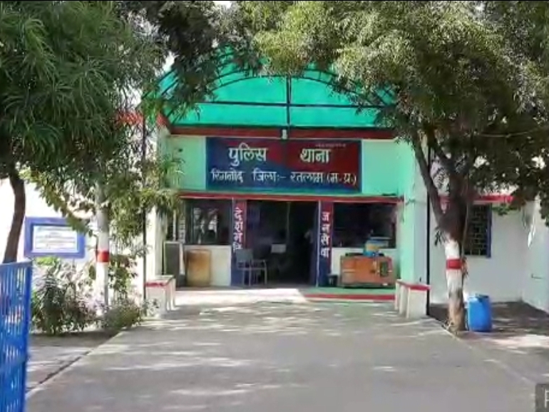 Uncle-nephew's 2 bikes parked outside the house in Moriya and storm car ...