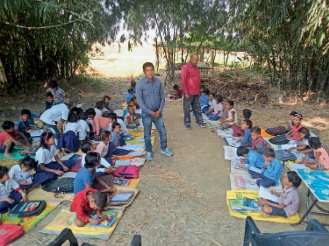 Children study under the tree in primary school Naitola Phulwadi, the ...