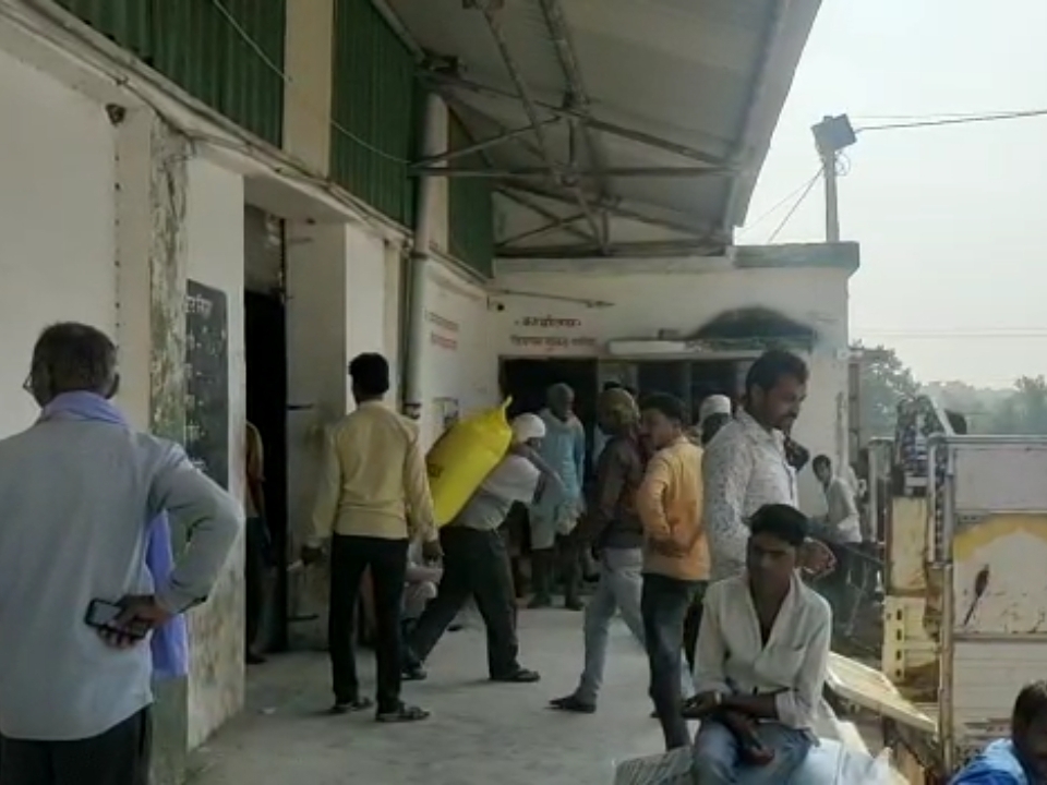 पथरिया में खाद लेने पहुंचे लोगों ने गोदाम प्रभारी पर लगाए अधिक रुपए ...