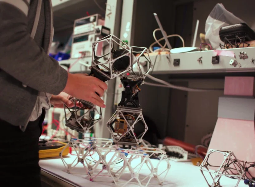 US Massachusetts Engineers Design Robots That Can Self-assemble | खुद ...