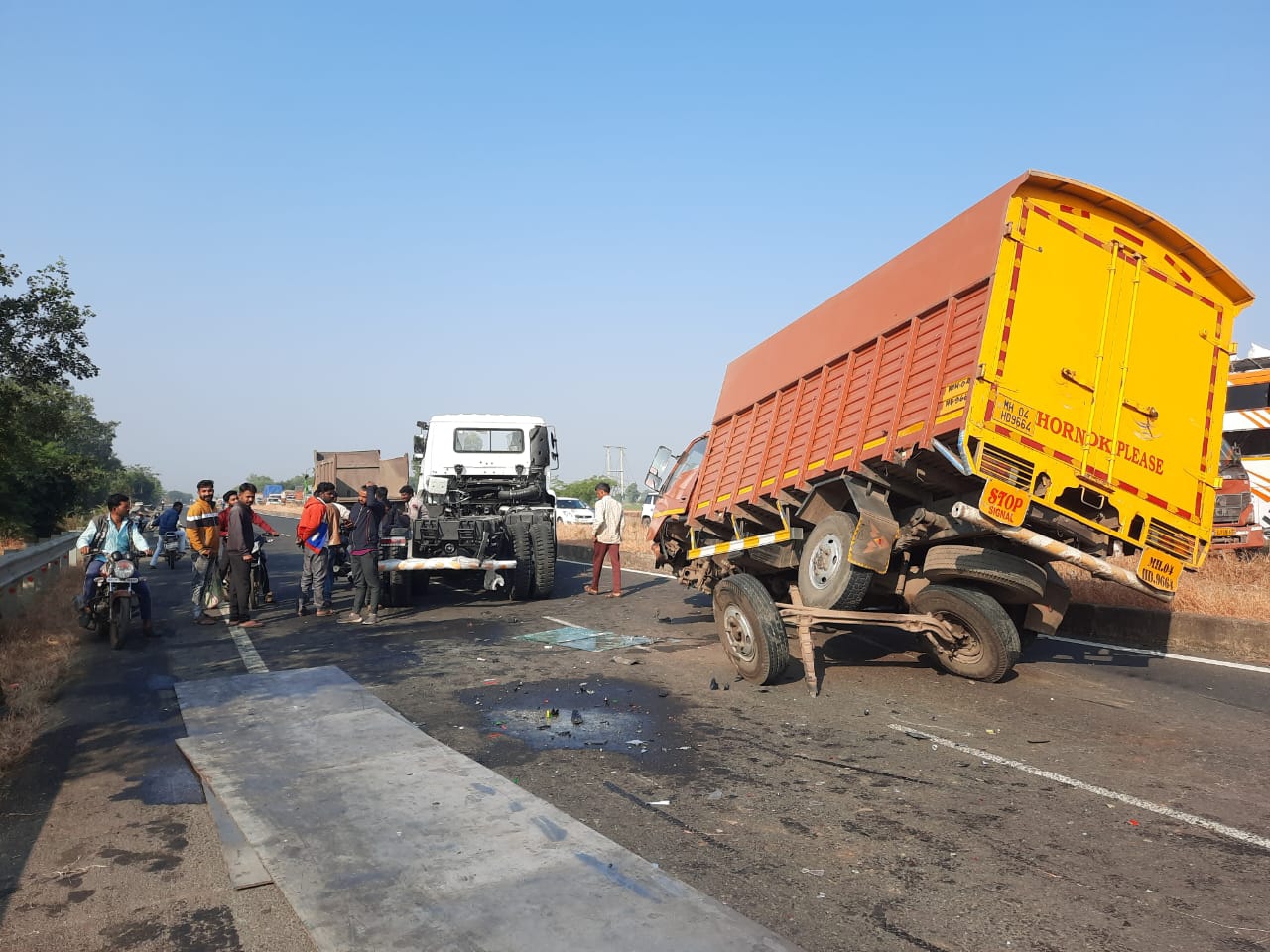 Collision between trolley's chassis and Eicher vehicle, long jam on ...