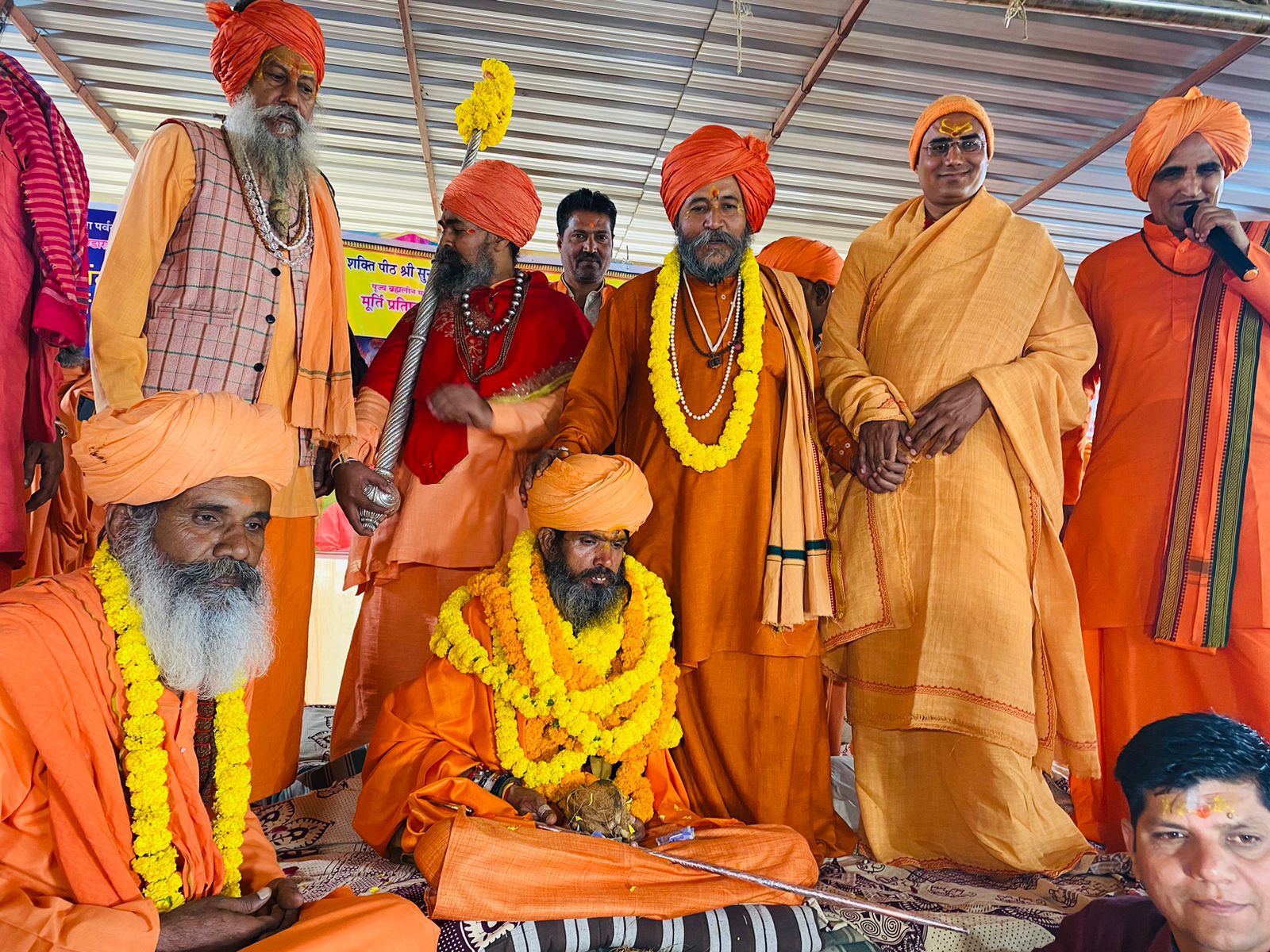 गिरधर गिरी जी महाराज की हुई मूर्ति स्थापना, श्रद्धालुओं की उमड़ी भीड़ ...