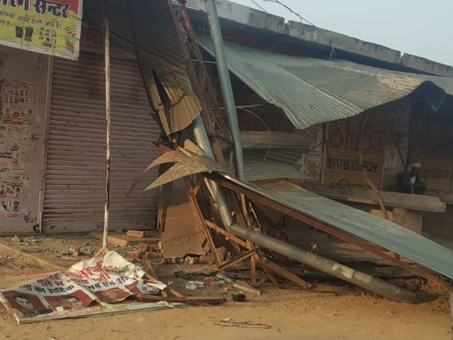 The truck was going from Manoharpur towards Dausa, broke the divider ...