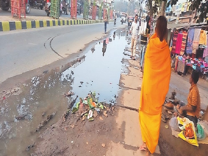 Dirty water of drain flowing on the road along NH 139, local people ...