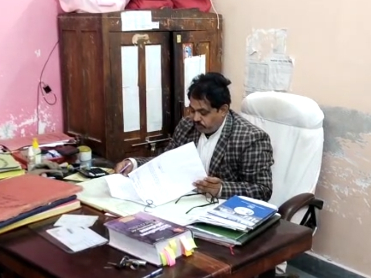 Residents reached Tehsildar office with councillor, Tehsildar inspected ...