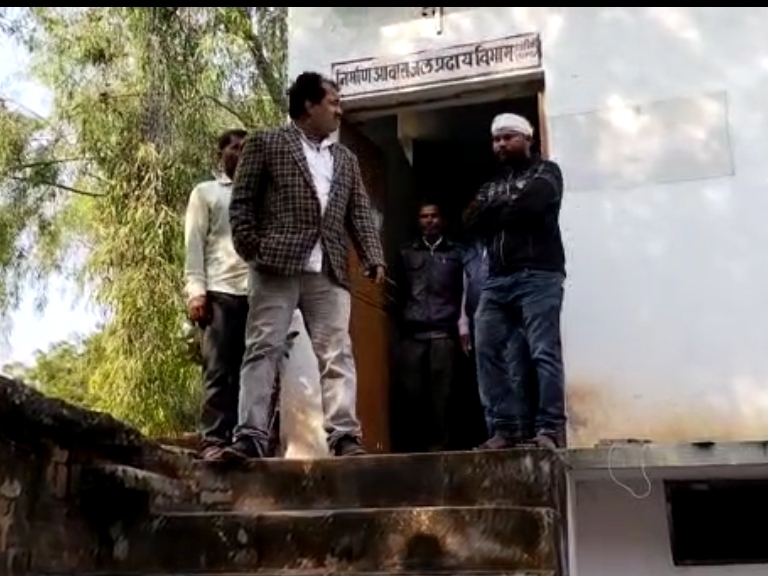 Residents reached Tehsildar office with councillor, Tehsildar inspected ...