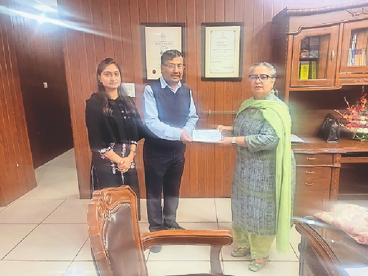 Trident Group gave two and a half lakh rupees to Red Cross Society for ...