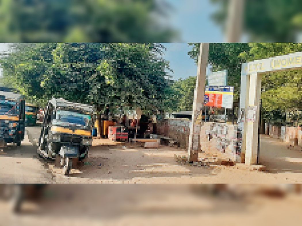 Demand to remove encroachment in front of women ITI gate | अतिक्रमण का ...