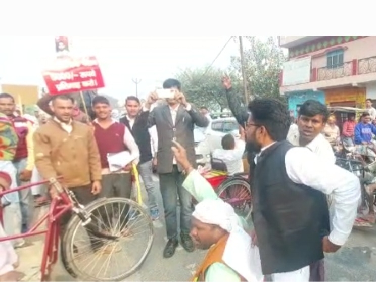 Angry over not taking SDM's memorandum, protested by shouting slogans ...