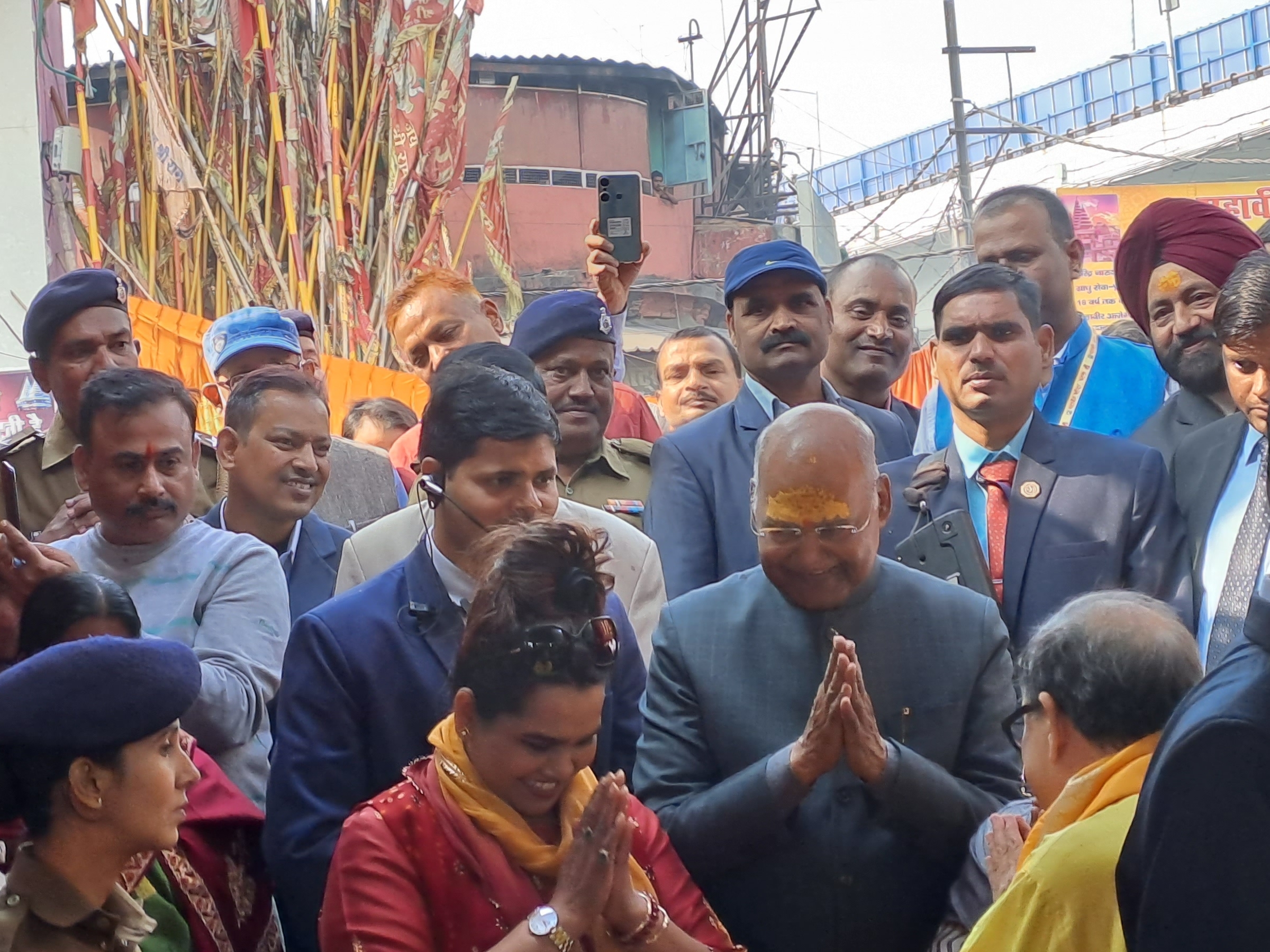 रामनाथ कोविंद ने पत्नी और बेटी के साथ मंदिर में की पूजा-अर्चना, सुरक्षा ...