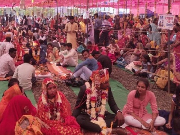 Prajapati Samaj organized a mass marriage, the bride and groom received ...
