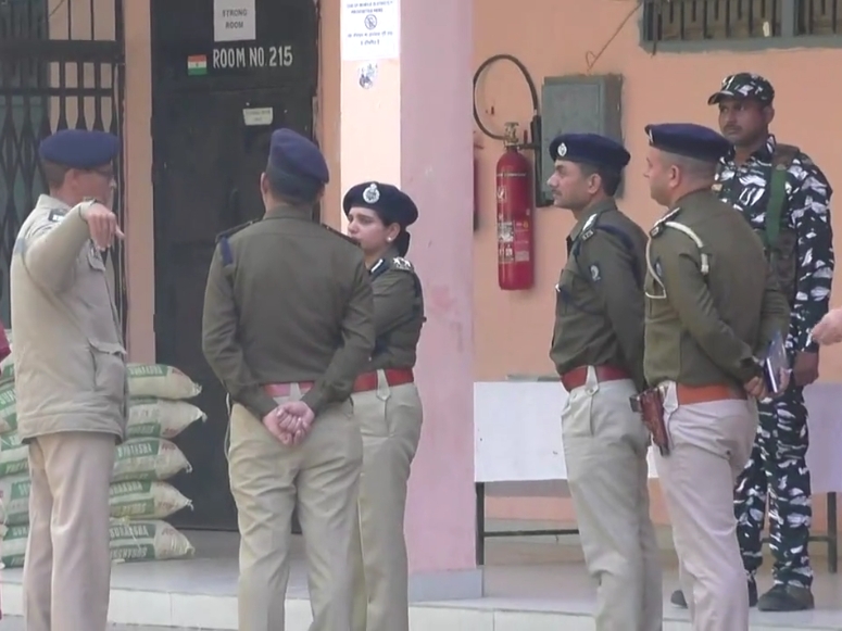 स्ट्रॉन्ग रूम का लिया जायजा, अधिकारियों को दिए कड़े सुरक्षा प्रबंधों के निर्देश | Sumedha ...