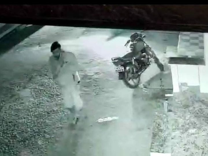 Scooty parked on the road to take out the car, thief ran away after ...