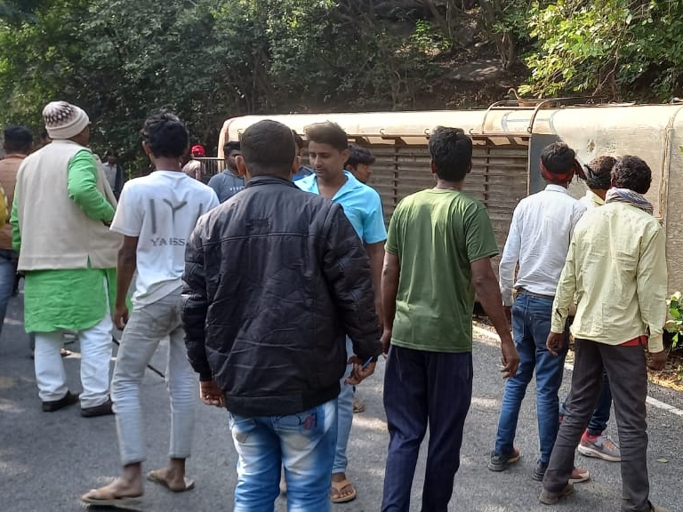 The driver showed understanding, the bus saved from falling into a ...