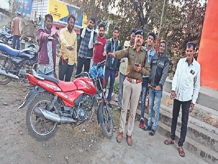 Challan action on 25 vehicles, fined 22 thousand | कार्रवाई: 25 वाहनों ...