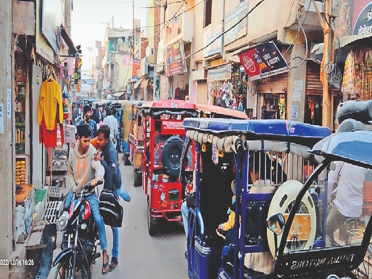 E-rickshaws became the main reason for traffic jam in the market ...