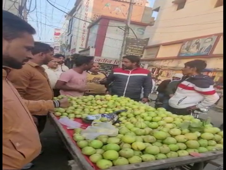 Hisar Municipal Corporation Angry street vendor overturned street ...