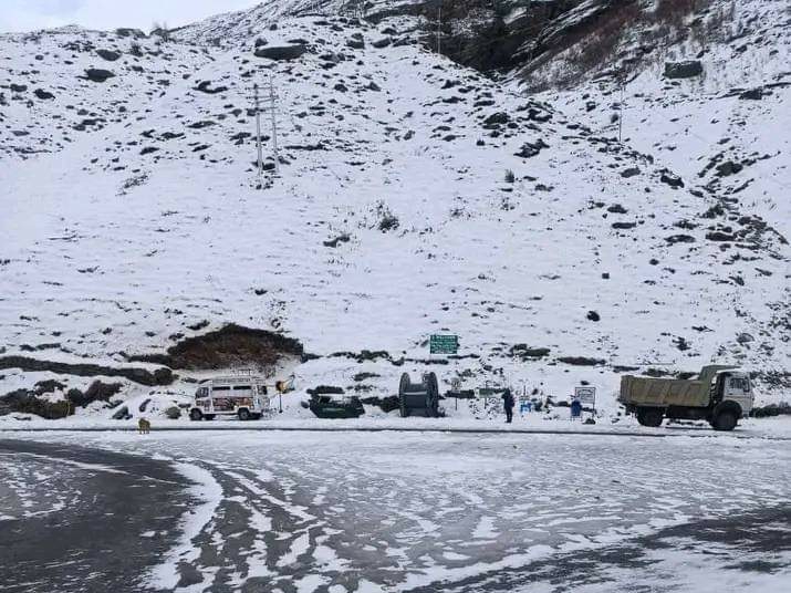 Snowfall at Shinkula Pass in Manali; Darcha Paddum road closed, Zanskar ...