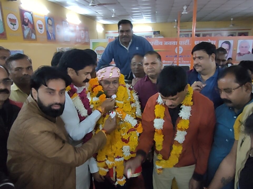 BJP people celebrated by feeding each other sweets, slogans of Har-Har ...