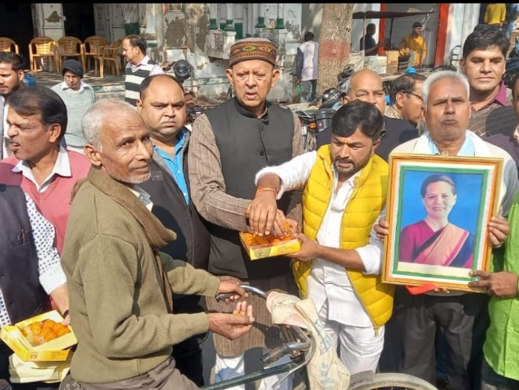 Party leaders expressed their happiness by feeding sweets to passers ...
