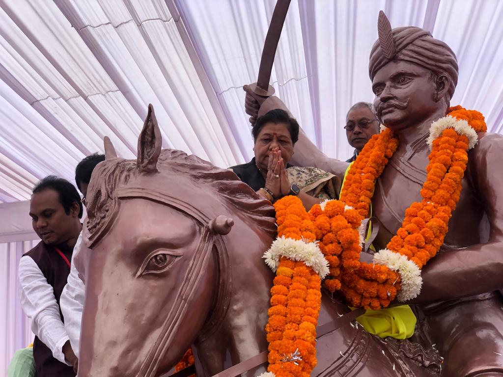 Governor Anusuiya Uike unveiled the statue of Martyr Veer Narayan Singh ...