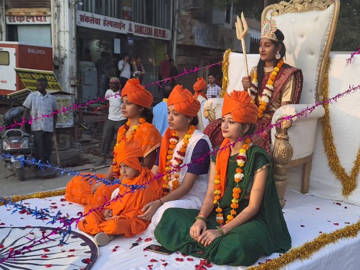 Vivekananda Sandesh Yatra welcomed by showering flowers in Pali ...