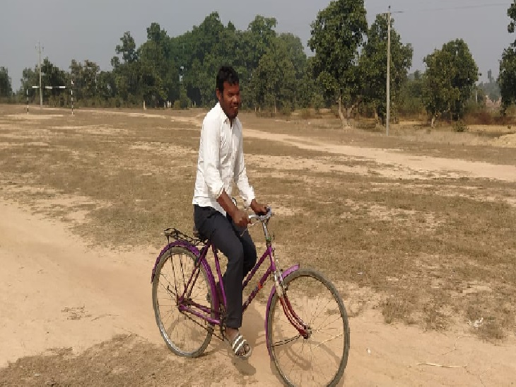 Big feats of Divyang Chhote Lal - Rides cycle and scooty in the village ...