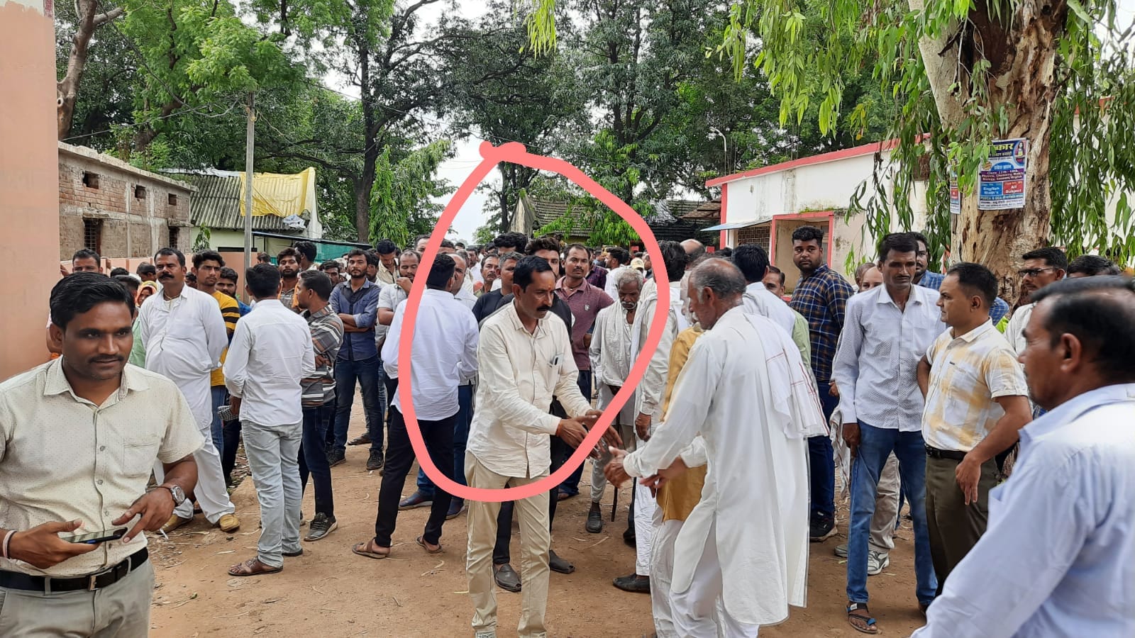 Sub-engineer's mobile snatched after entering panchayat, case registered