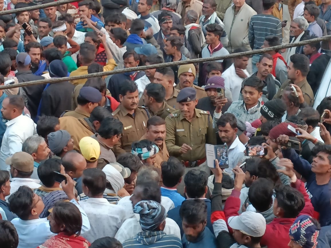 The relatives did a chakkajam at the main square in Khimlasa. | मारपीट ...