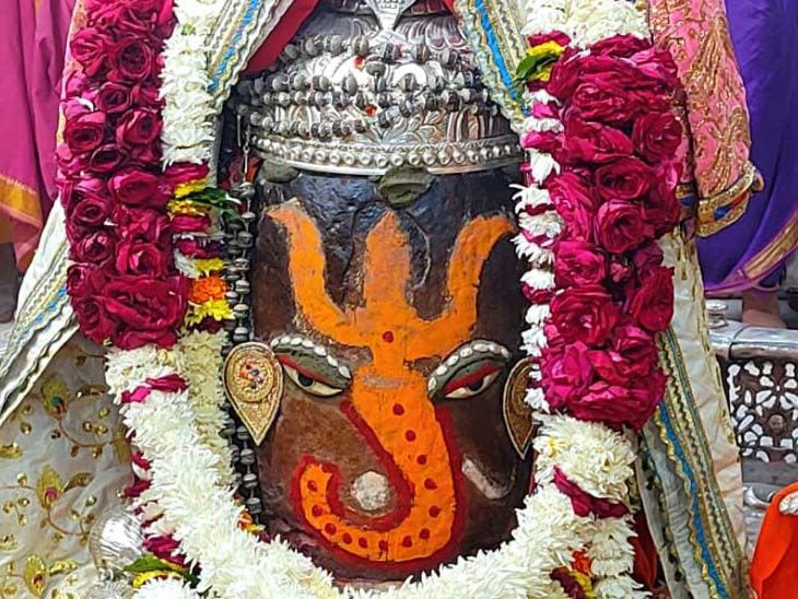 Ganesha's makeup with sandalwood trishul on the head | बुधवार भस्म आरती ...