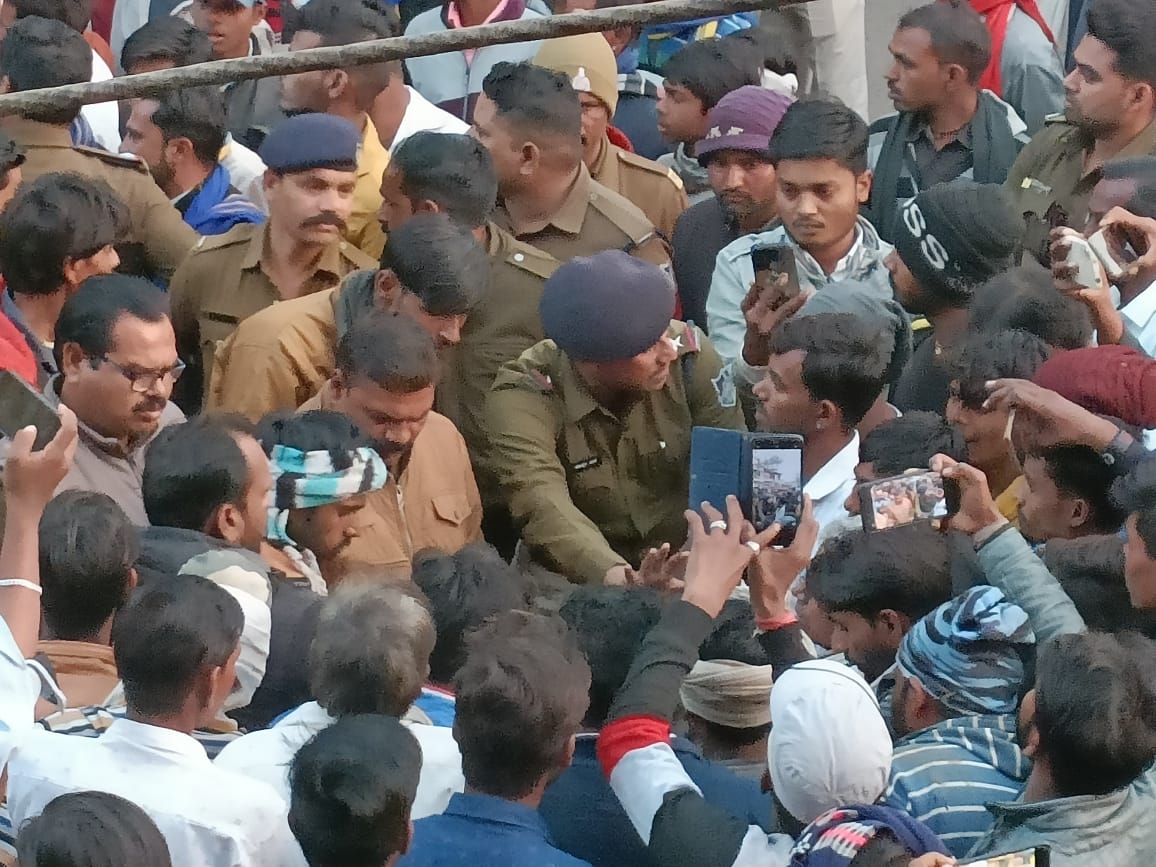 The relatives did a chakkajam at the main square in Khimlasa. | मारपीट ...