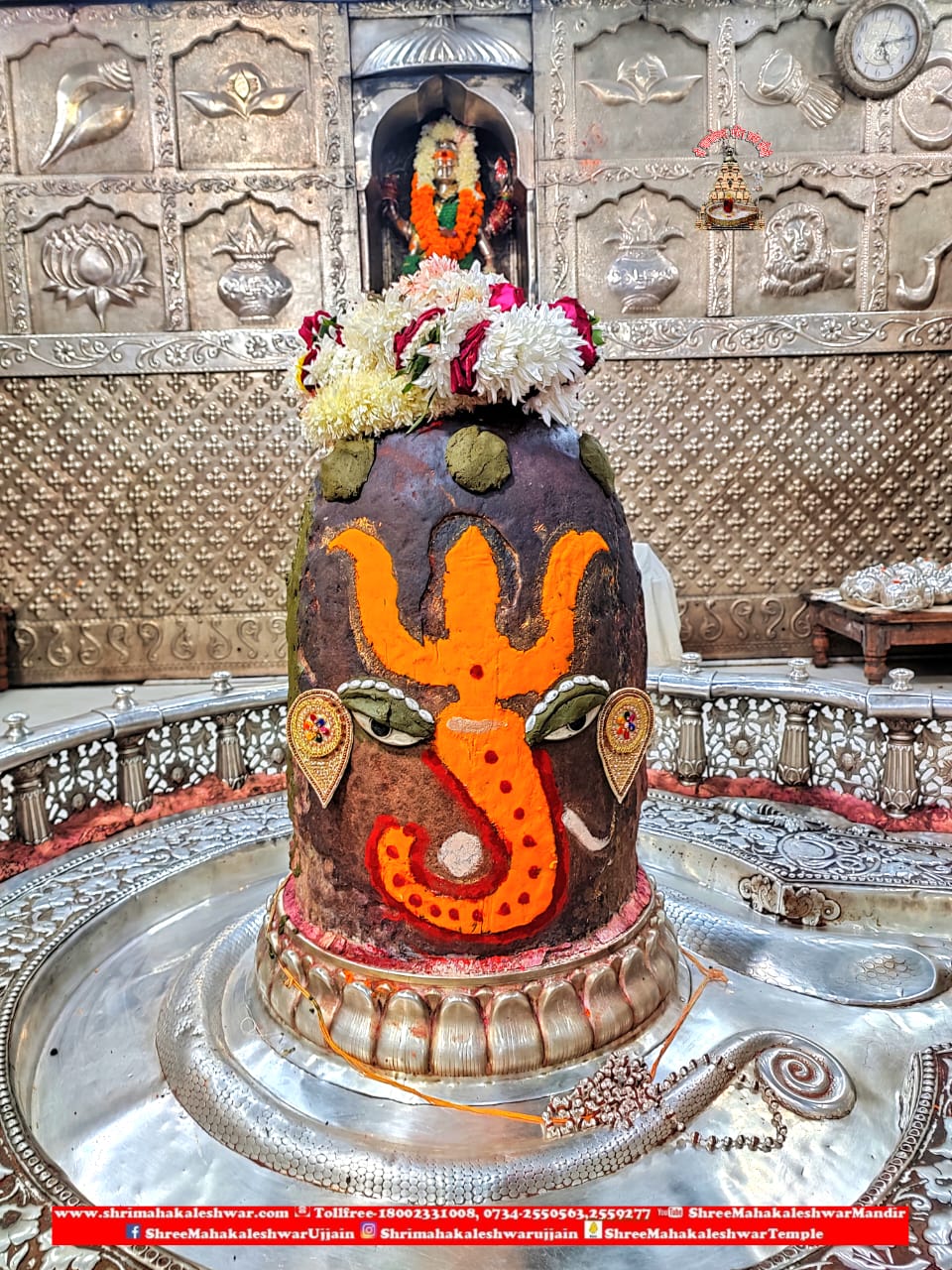 Ganesha's makeup with sandalwood trishul on the head | बुधवार भस्म आरती ...