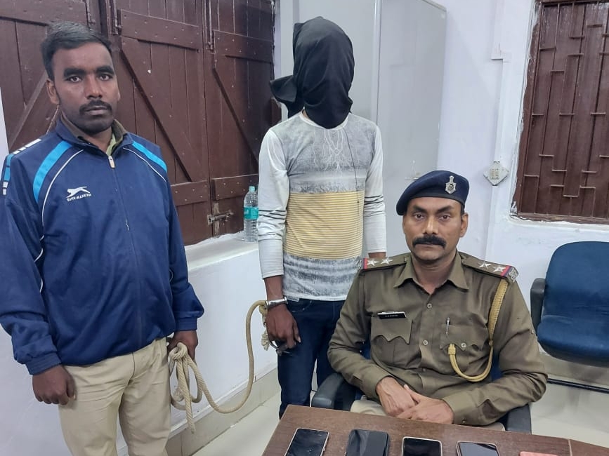 Looters used to show fear of weapons to passers-by | नालंदा में पिस्तौल ...