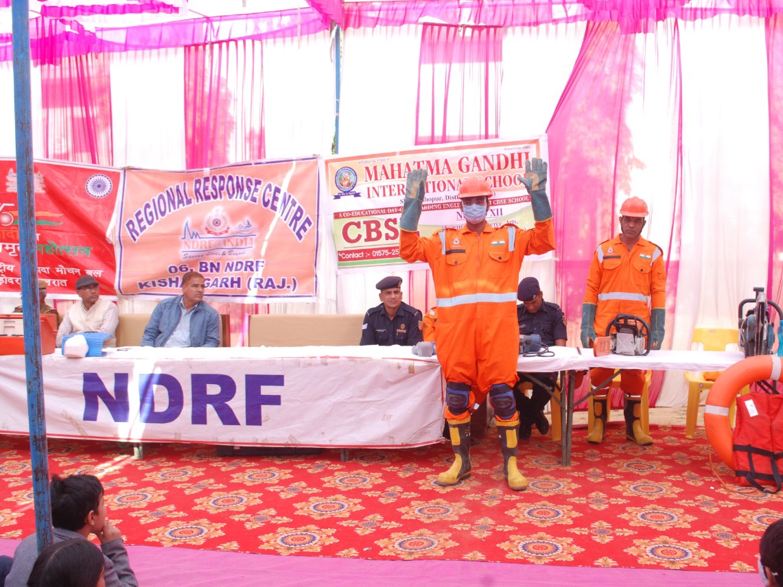 NDRF team gave disaster management training to school students: first aid and CPR information ...