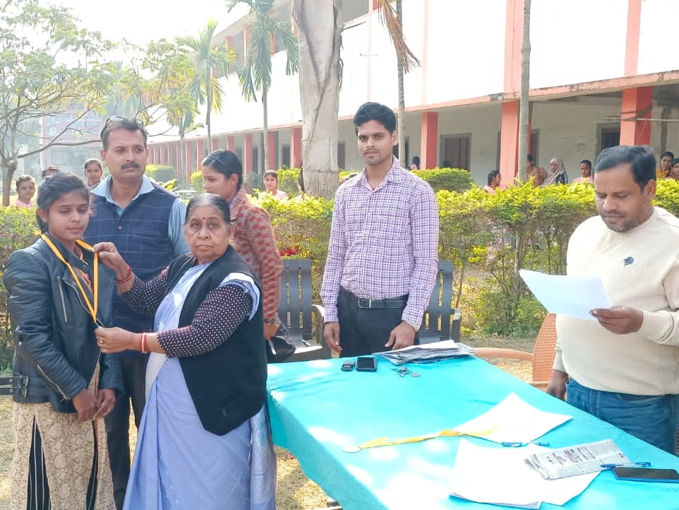 Competition organized on the occasion of Victory Day in Ballia, Neha ...