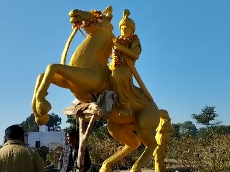Statue of heroic Jhalkari Bai was broken, Avantika Bai's statue was ...