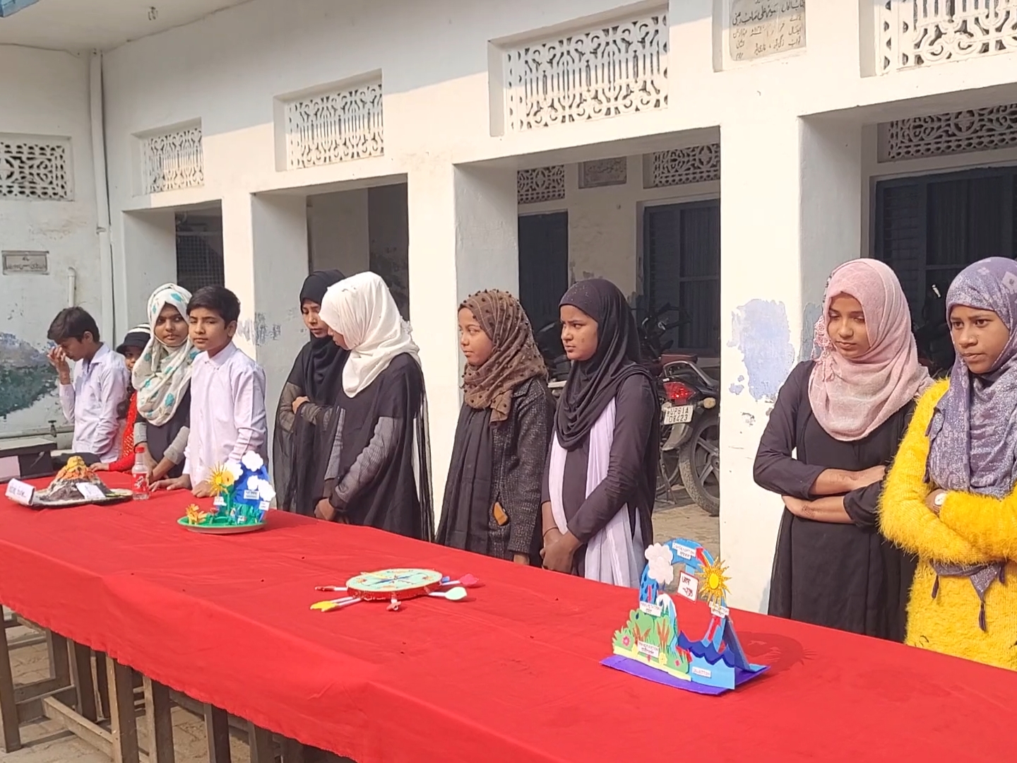 Students put up a science exhibition, displayed their skills and models ...