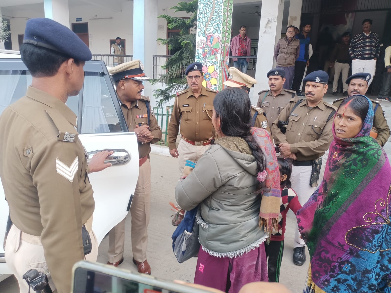 एक महिला रोते हुए बोली- बलात्कारी को गिरफ्तार नहीं करती पुलिस, SP-DSP ...